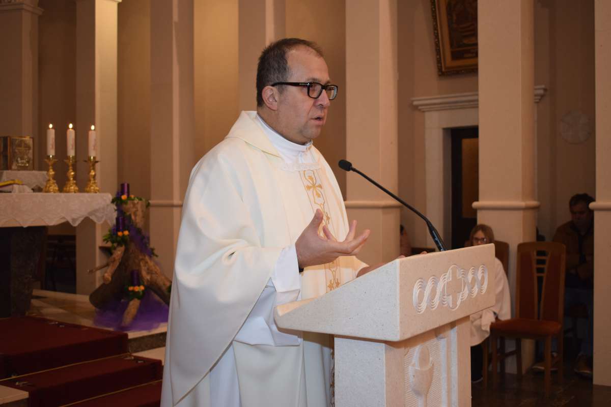 SVAKODNEVNO U 7:45 Mons. Marinko Mlakić: Bog je stvorio čovjeka za ...